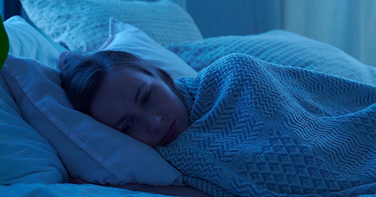 Ajatukset pyörivät päässä, mieli on levoton – mikä auttaa nukahtamaan ...